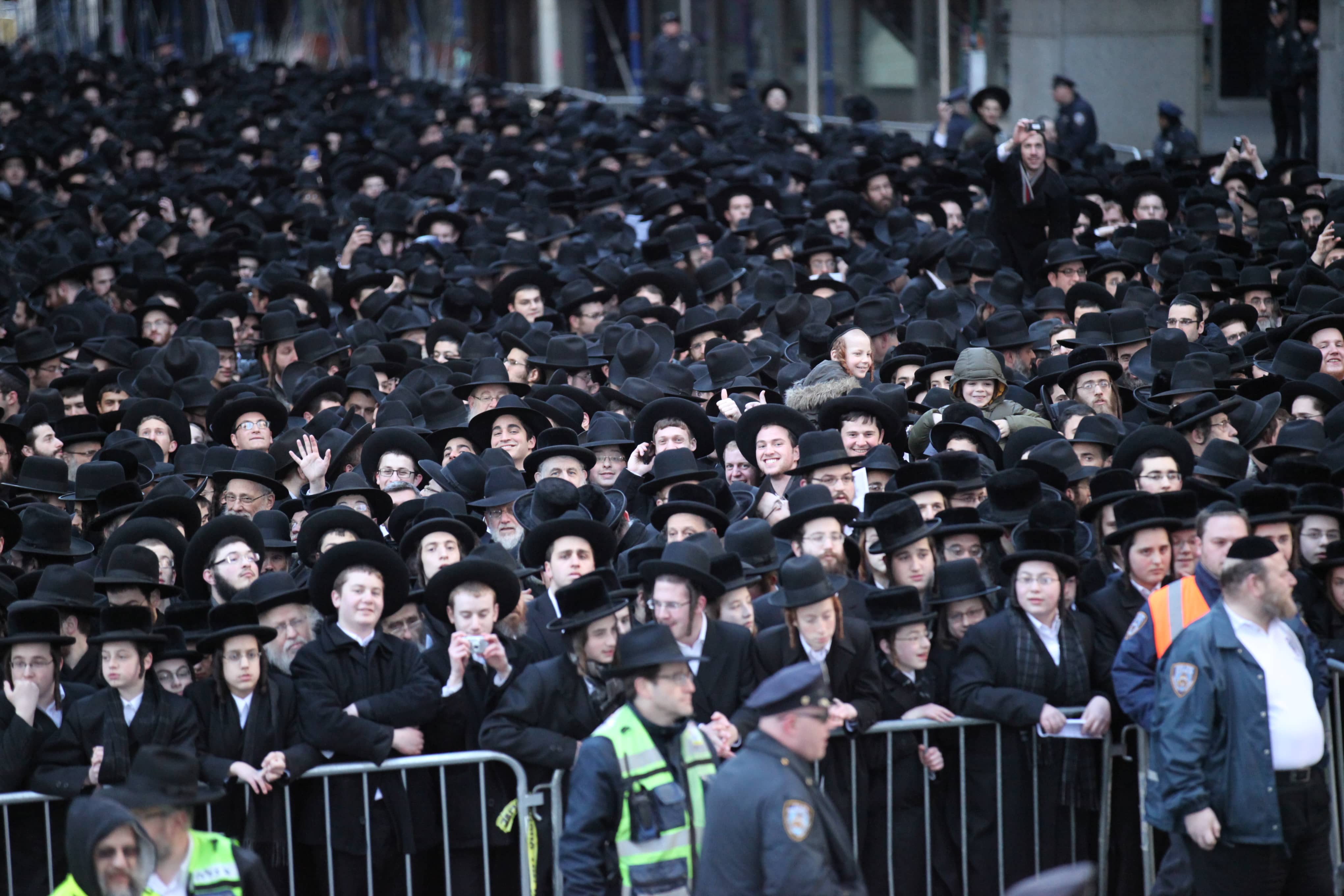 Atzeres Tefillah (massive tefillah gathering) in Wall Street area/lower ...
